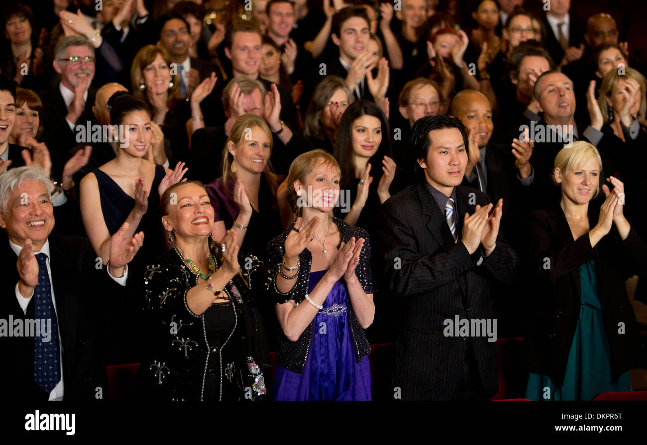 Klatschendes publikum -Fotos und -Bildmaterial in hoher Auflösung – Alamy