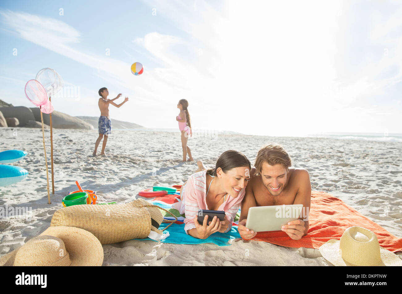 Bruder Schwester Am Strand Fotos Und Bildmaterial In Hoher Auflösung