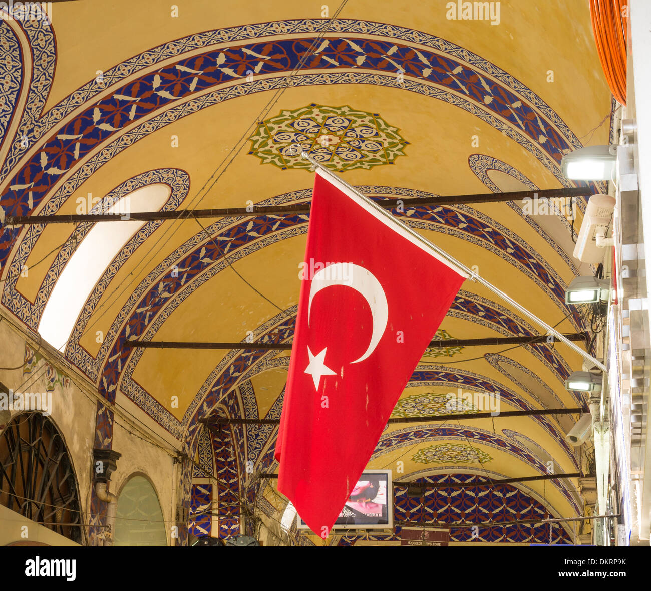 Istanbul Türkei. Nationalflagge und Detail der Grand Bazaar Dach ...