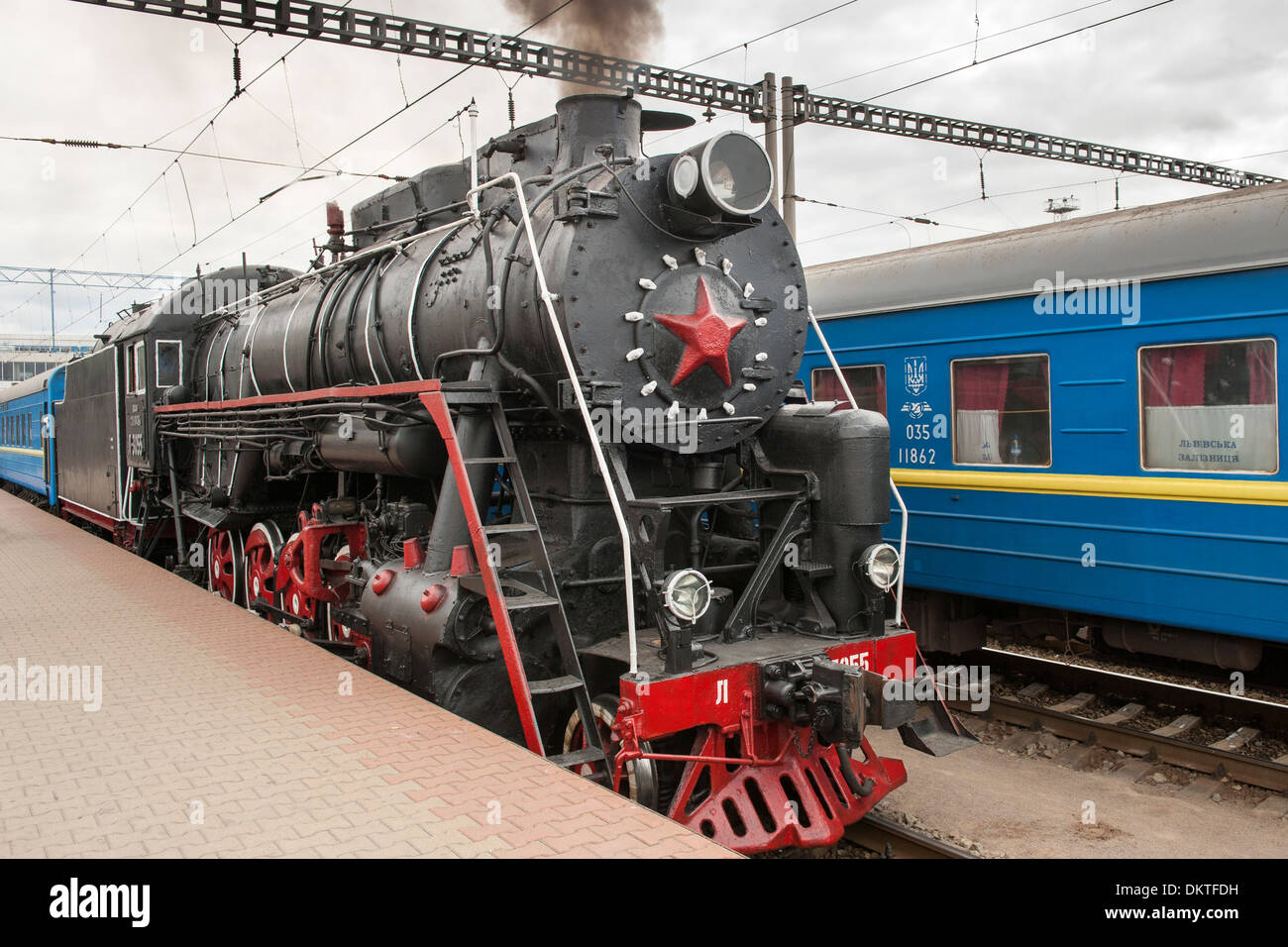 Alte Dampflok am Hauptbahnhof in Kiew, die Hauptstadt der Ukraine ...