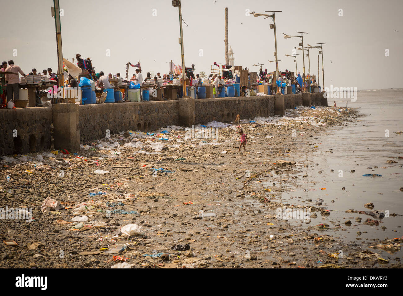 Slum india müll und menschenmassen -Fotos und -Bildmaterial in hoher Auflösung – Alamy