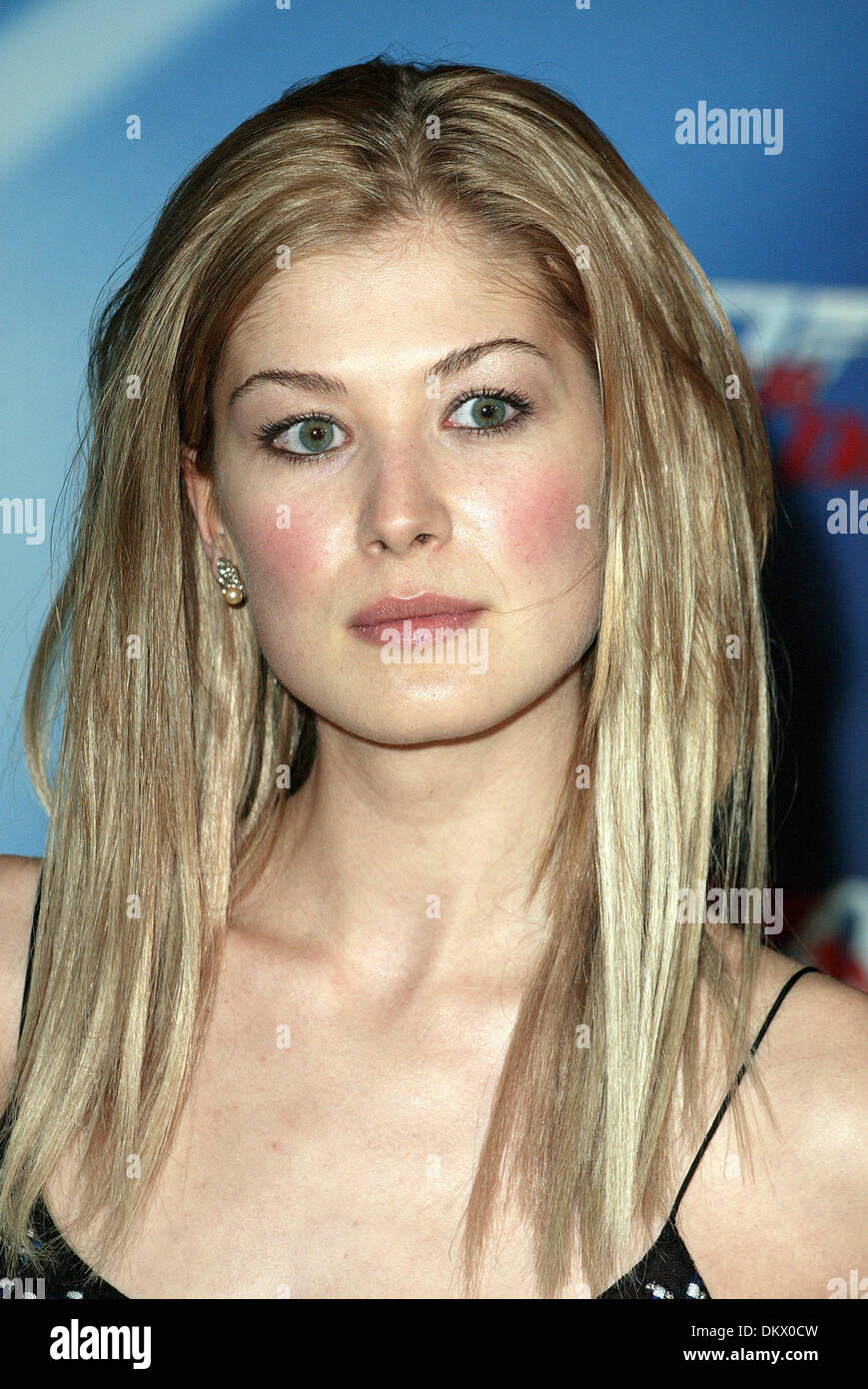 ROSAMUND PIKE. SCHAUSPIELERIN-USA. SHRINE AUDITORIUM, LOS ANGELES.11/11 ...
