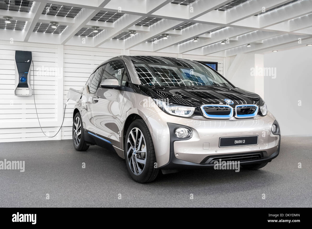 Solar panel carport -Fotos und -Bildmaterial in hoher Auflösung – Alamy