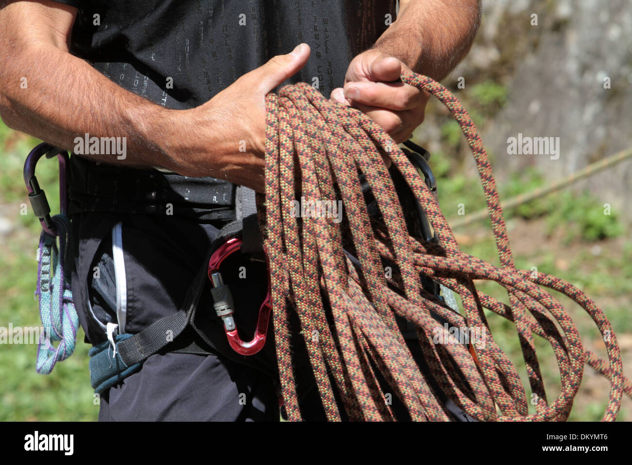 Mann klettern seil -Fotos und -Bildmaterial in hoher Auflösung – Alamy