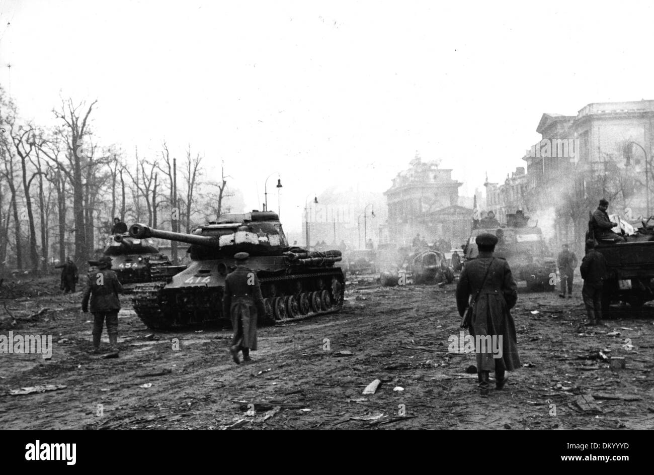 Brandenburger tor berlin 1945 -Fotos und -Bildmaterial in hoher ...