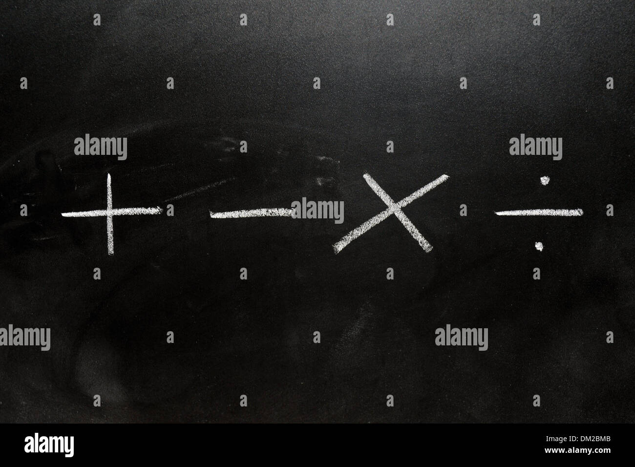 Nahaufnahme von einer Tafel mit Mathe Symbolen darauf mit Kreide ...