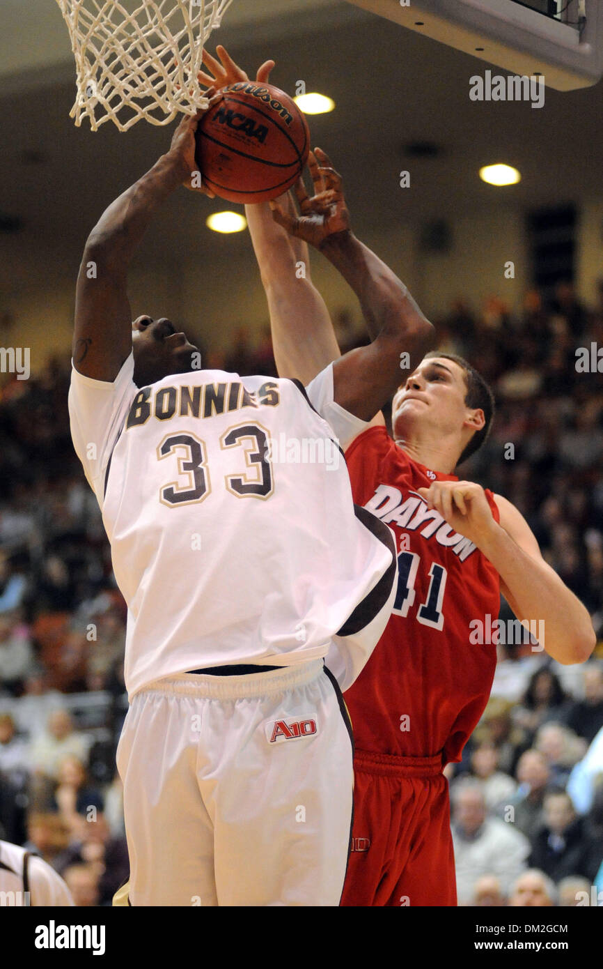 St. Bonaventure Guard/Forward Marquise Simmons (33) ist von hinten in ...