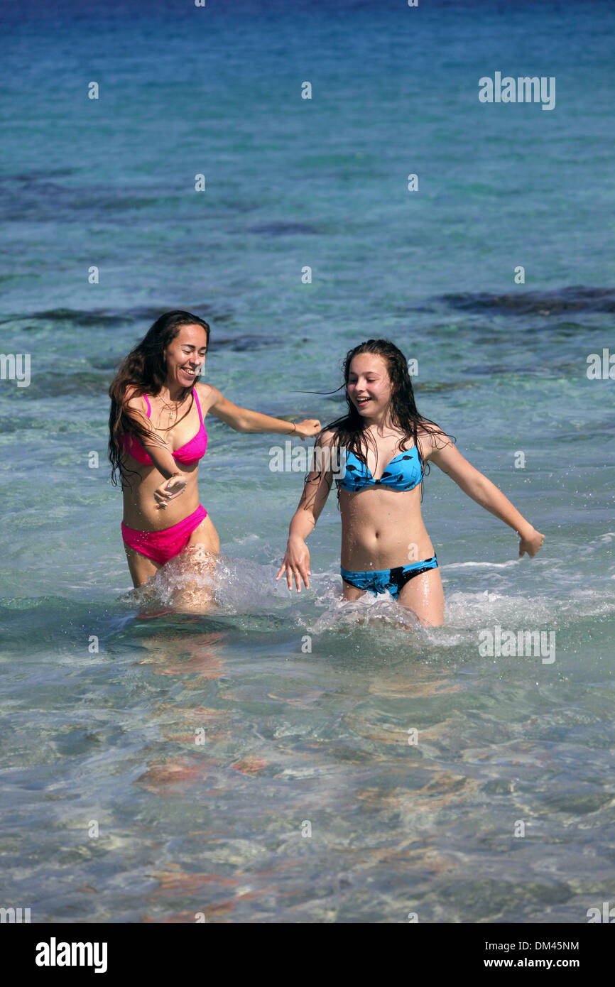 Mutter tochter bikini -Fotos und -Bildmaterial in hoher Auflösung – Alamy