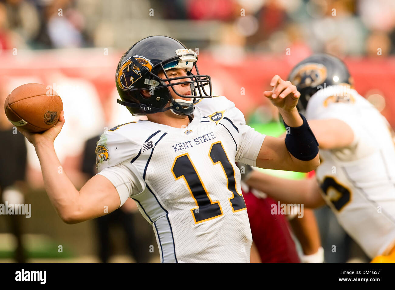 Kent State Golden Flash-quarterback Spencer Keith (11) auf der Suche ...