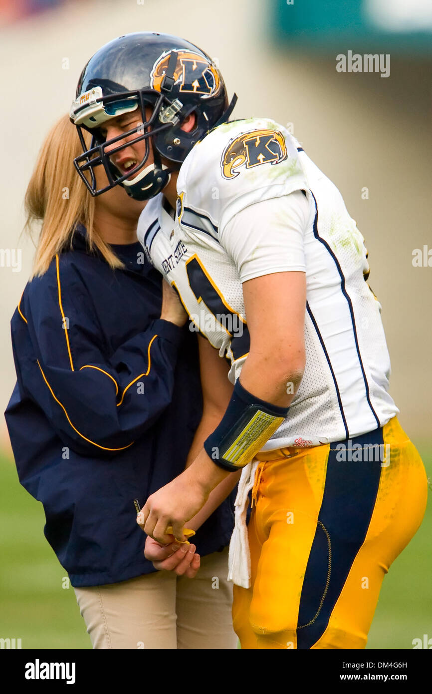 Kent State Golden Flash-quarterback Spencer Keith (11) immer seine ...