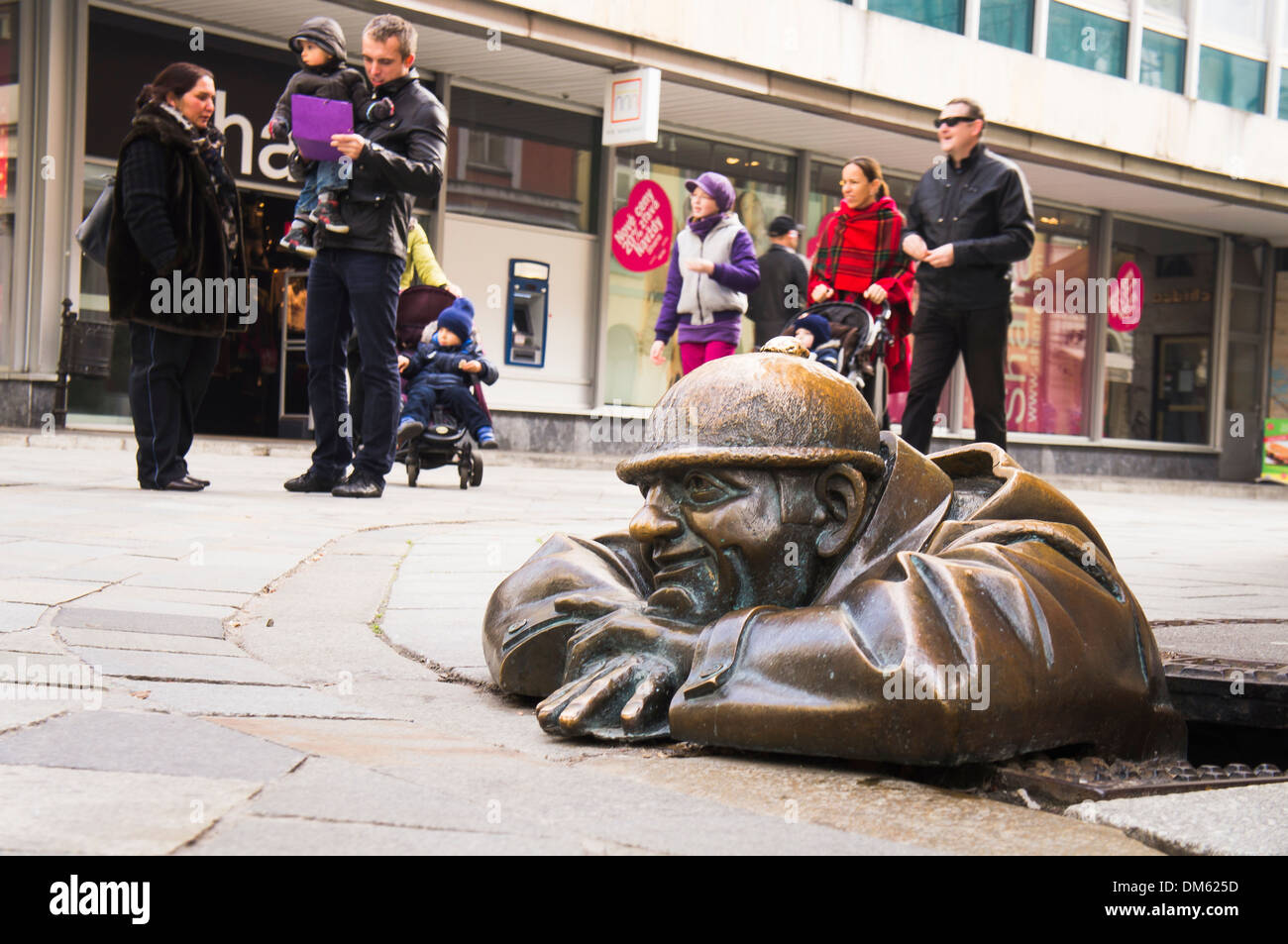Bronze manhole statue bratislava -Fotos und -Bildmaterial in hoher ...