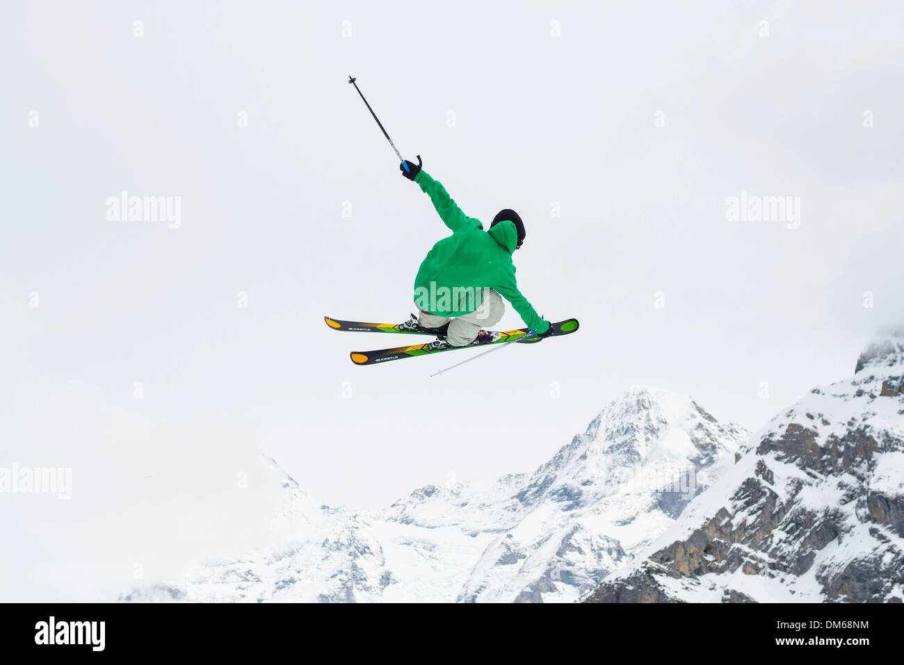 Trick Skifahrer springen vor Eiger Berg, Mürren, Berner Oberland ...
