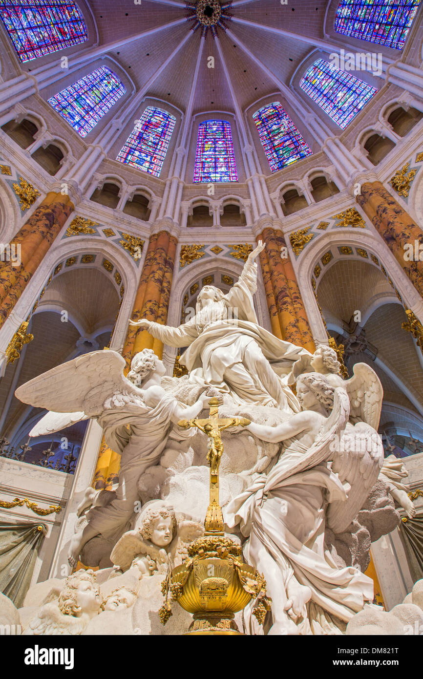 DER CHOR MIT DER STATUE DER HIMMELFAHRT DER JUNGFRAU MARIA AUS CARRARA ...