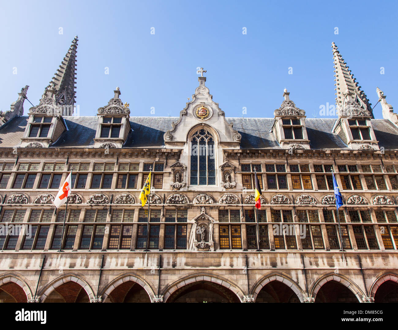 Gebäude und Architektur der alten Stadt Ypern in Grote Markt, Ypern ...