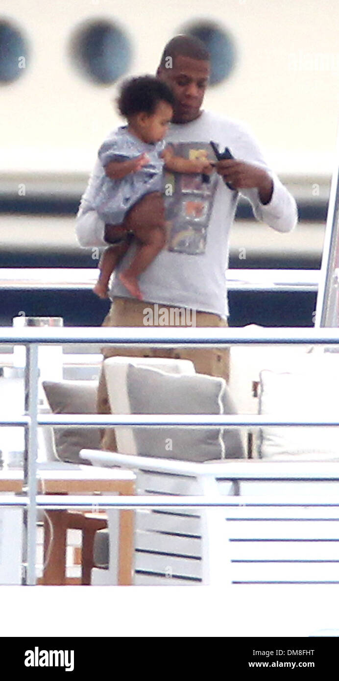 Beyonce und Ehemann Jay-Z mit ihrer sieben Monate alten Tochter Blue Ivy im Urlaub in ...