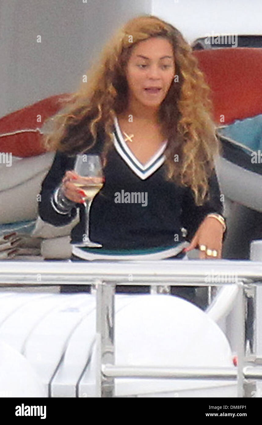 Beyonce und Ehemann Jay-Z mit ihrer sieben Monate alten Tochter Blue Ivy im Urlaub in ...