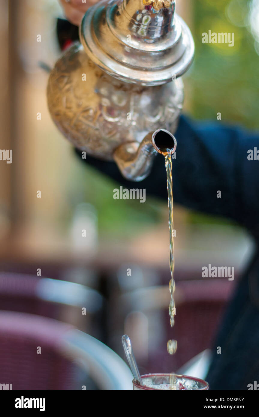 Tees servieren -Fotos und -Bildmaterial in hoher Auflösung – Alamy