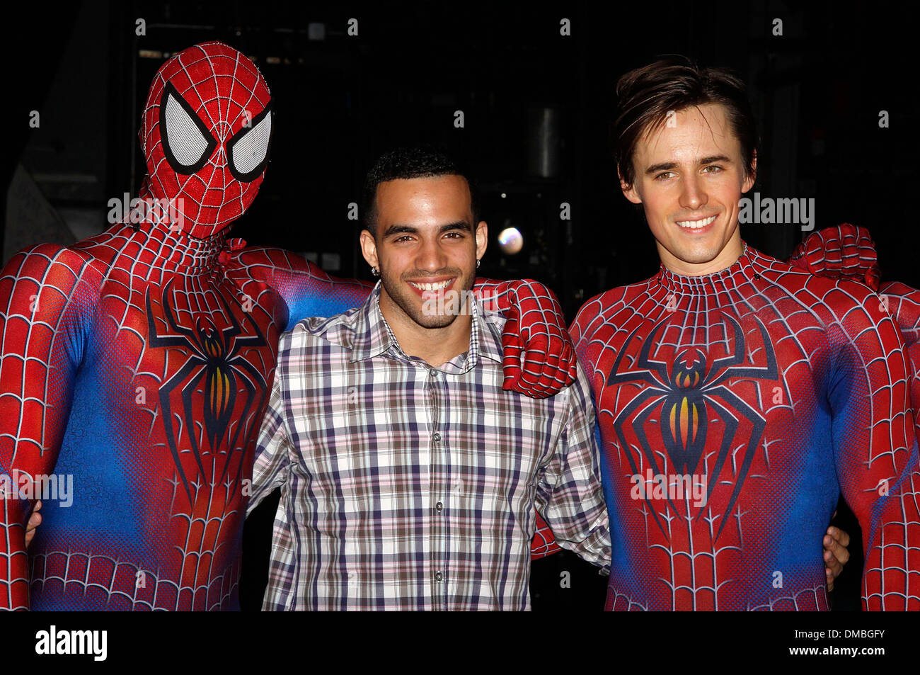Olympian Danell Leyva trifft Reeve Carney und Besetzung von Broadway ...