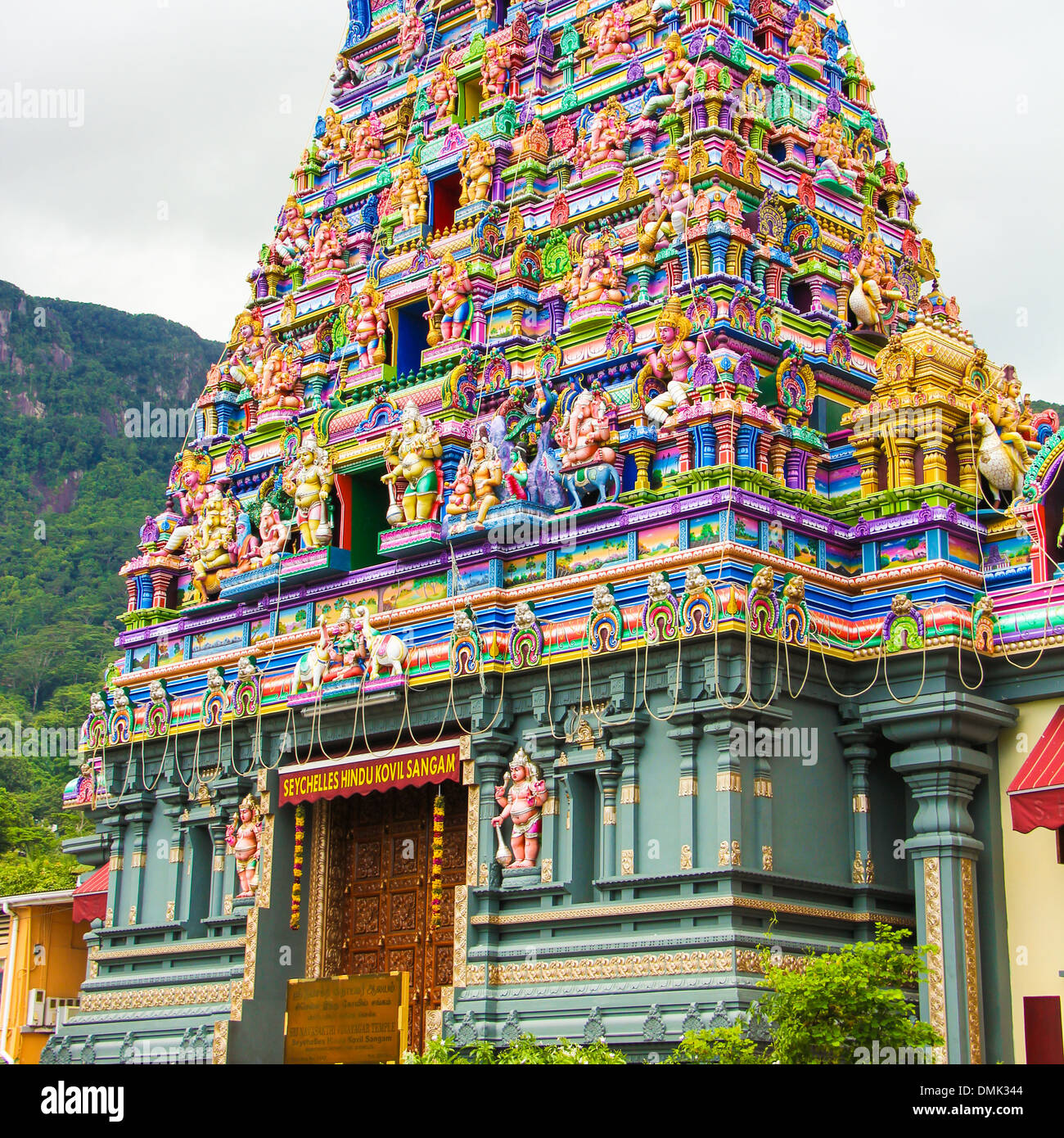 Bunte Fassade von einem Hindu-Tempel in Victoria auf den Seychellen Stockfotografie - Alamy