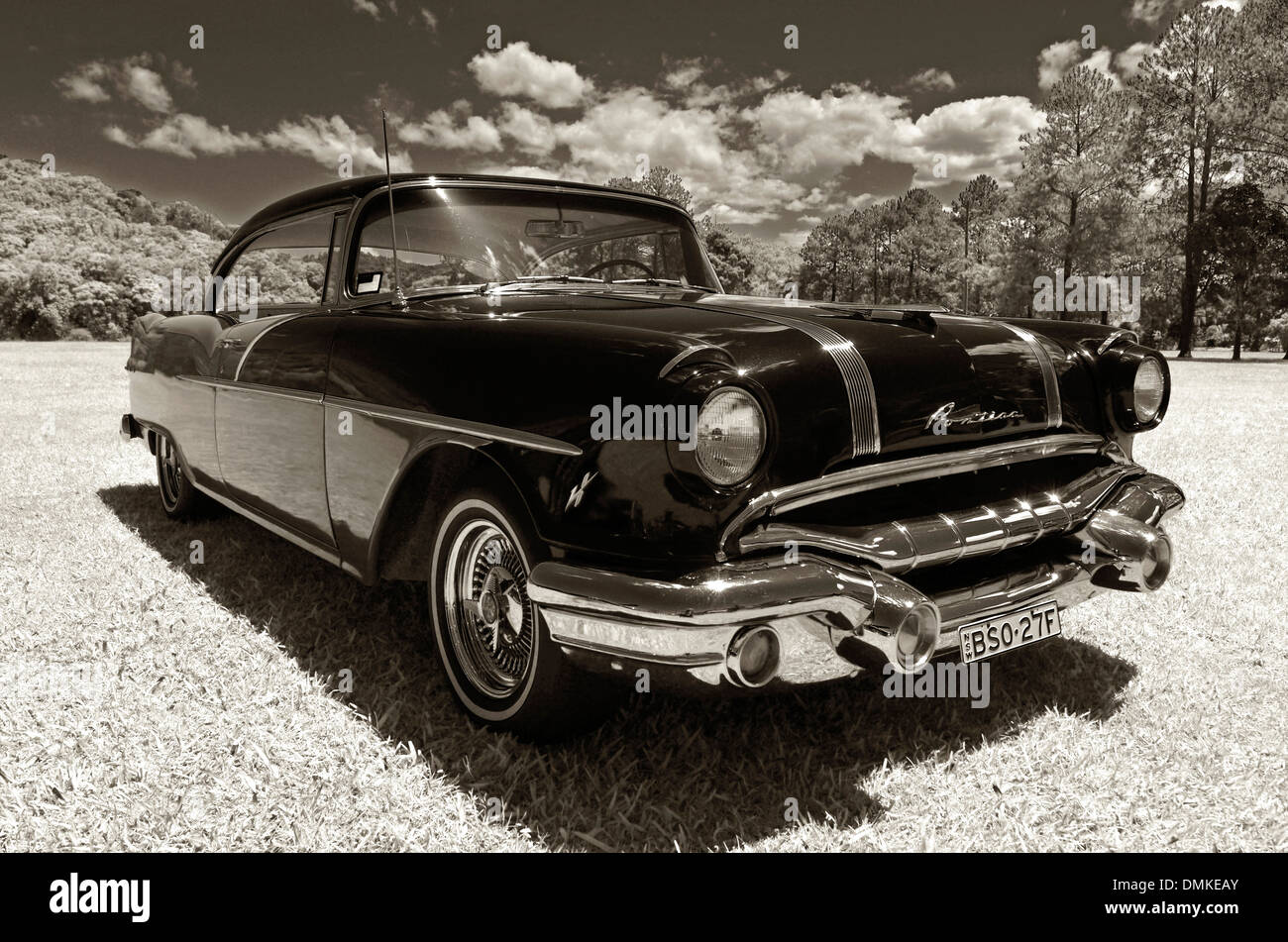amerikanische Oldtimer Pontiac in schwarz-weiß und sepia ...