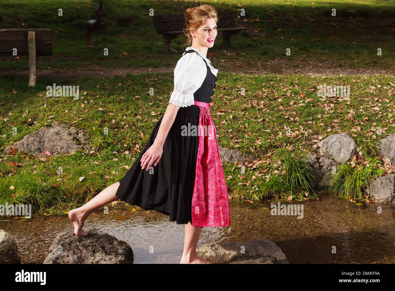 Schöne barfuß Frau in einem dirndl Stockfotografie - Alamy