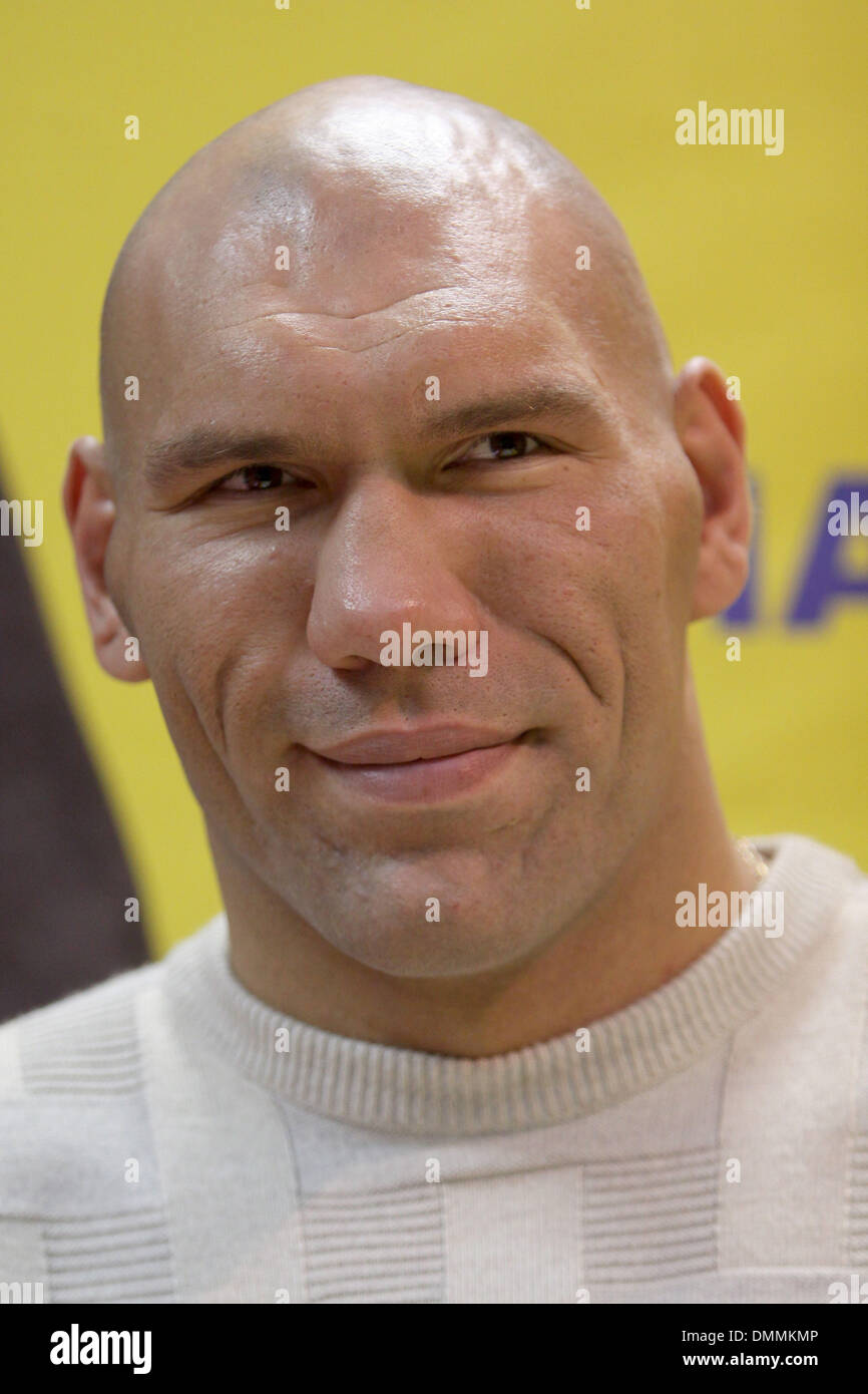 Heavyweight boxer russian nikolai valuev -Fotos und -Bildmaterial in ...