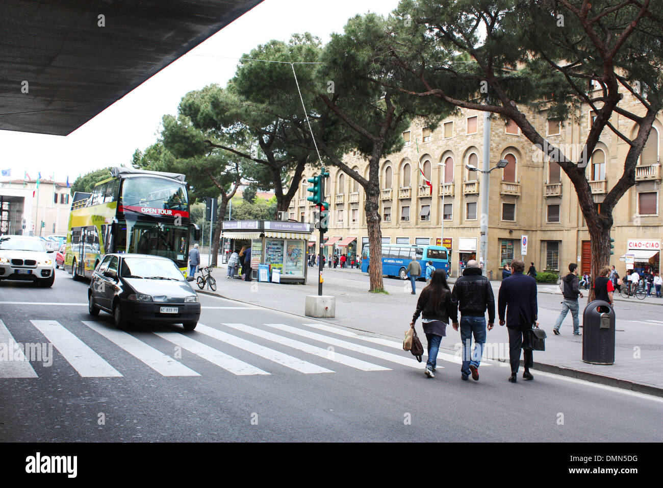 Autos und menschen -Fotos und -Bildmaterial in hoher Auflösung – Alamy