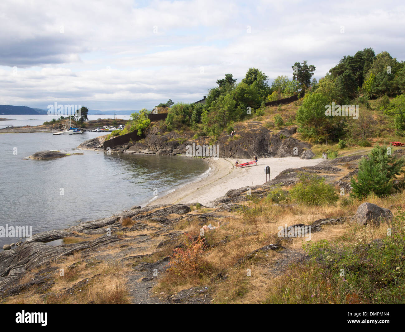 Strand auf Fornebu in den Oslo-Fjord in Norwegen, Männer tragen Kajak ...