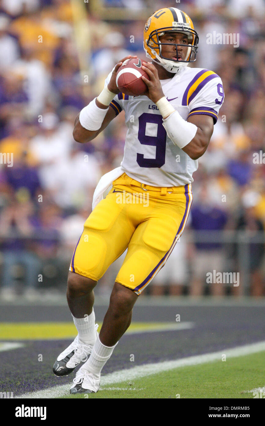 LSU Quarterback Jordan Jefferson (9) fällt für den Pass zurück. Die LSU ...