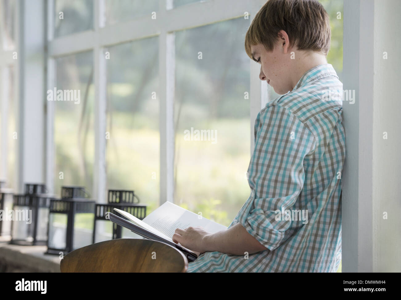 Lesende person -Fotos und -Bildmaterial in hoher Auflösung – Alamy