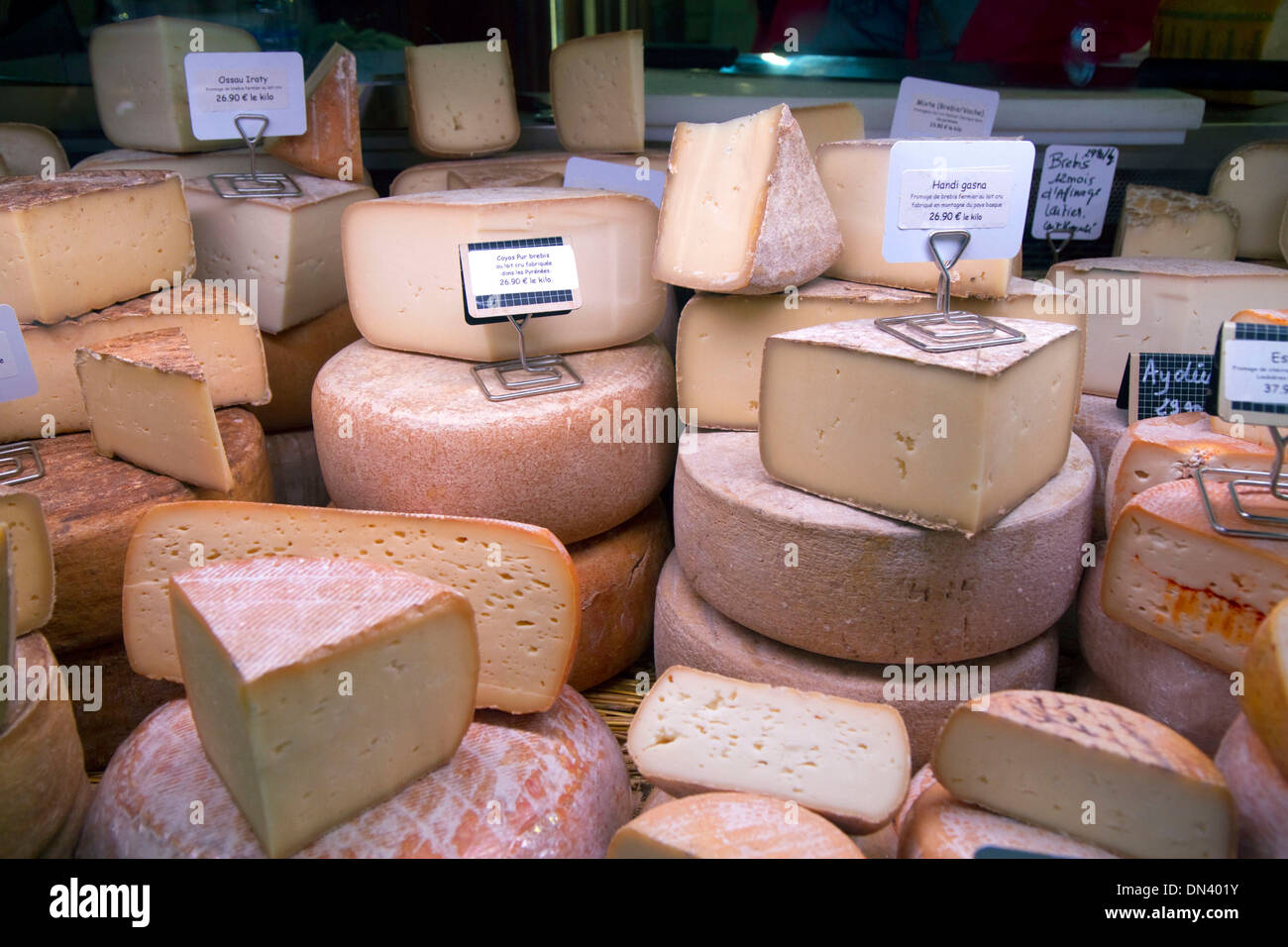 Käsemarkt frankreich -Fotos und -Bildmaterial in hoher Auflösung – Alamy