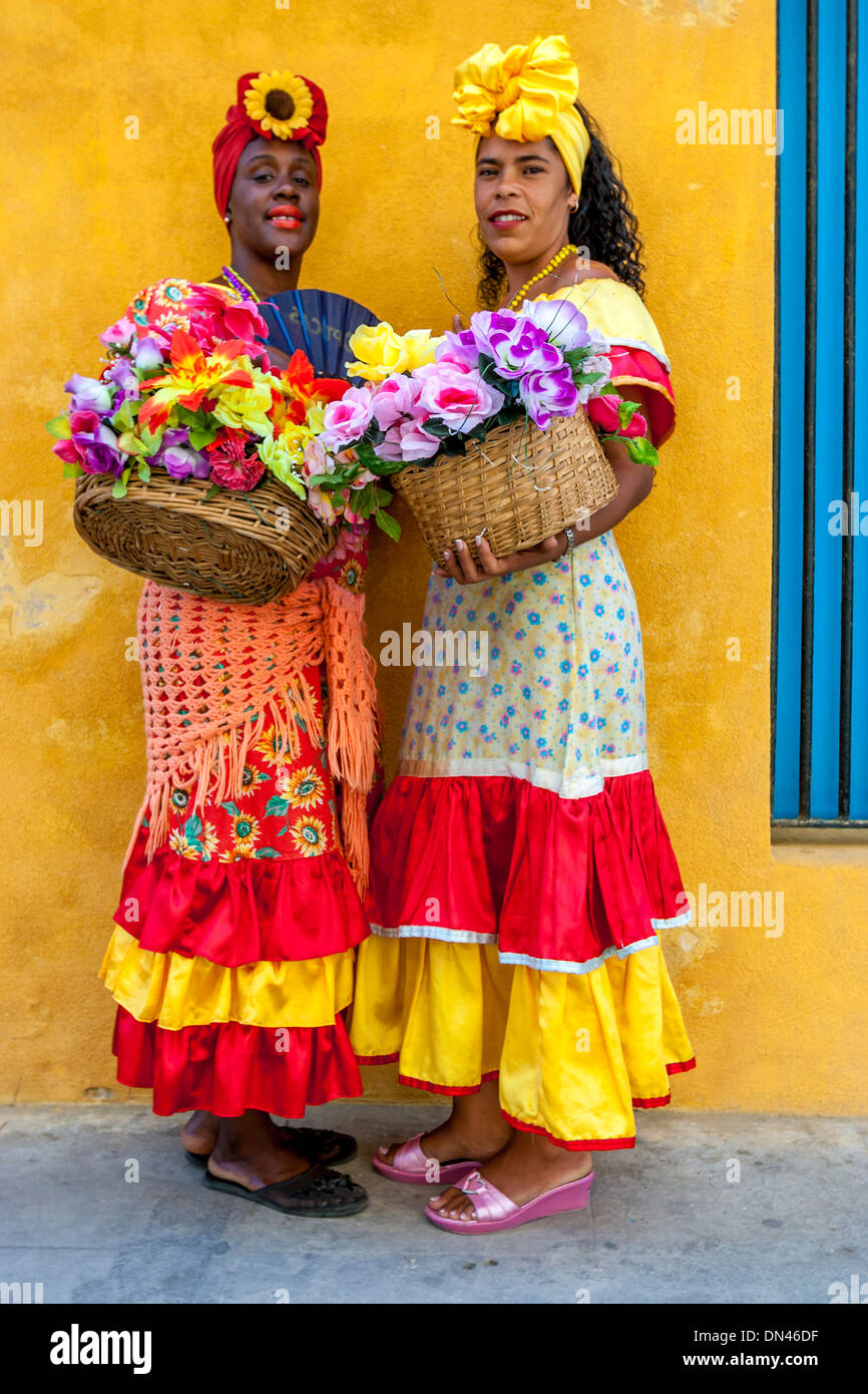 Kubanische Frauen in traditioneller Kleidung, Plaza De La Catedral ...