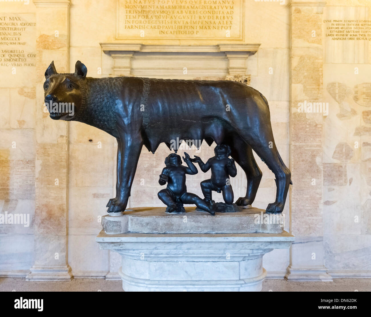 Bronzefigur capitoline wolf mit romulus und remus -Fotos und ...