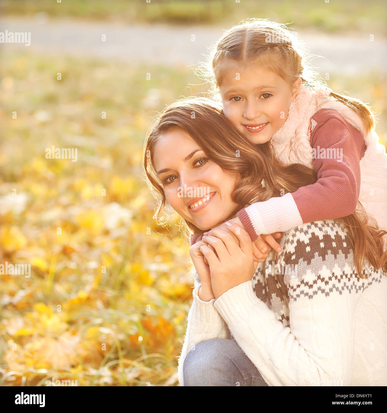 Mutter und kleinkind im herbst -Fotos und -Bildmaterial in hoher ...