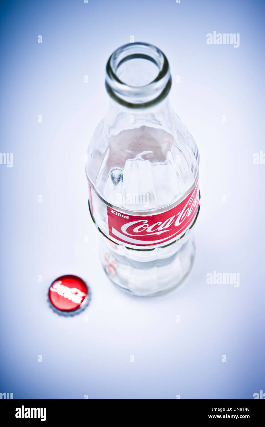 Empty coca cola bottle -Fotos und -Bildmaterial in hoher Auflösung ...
