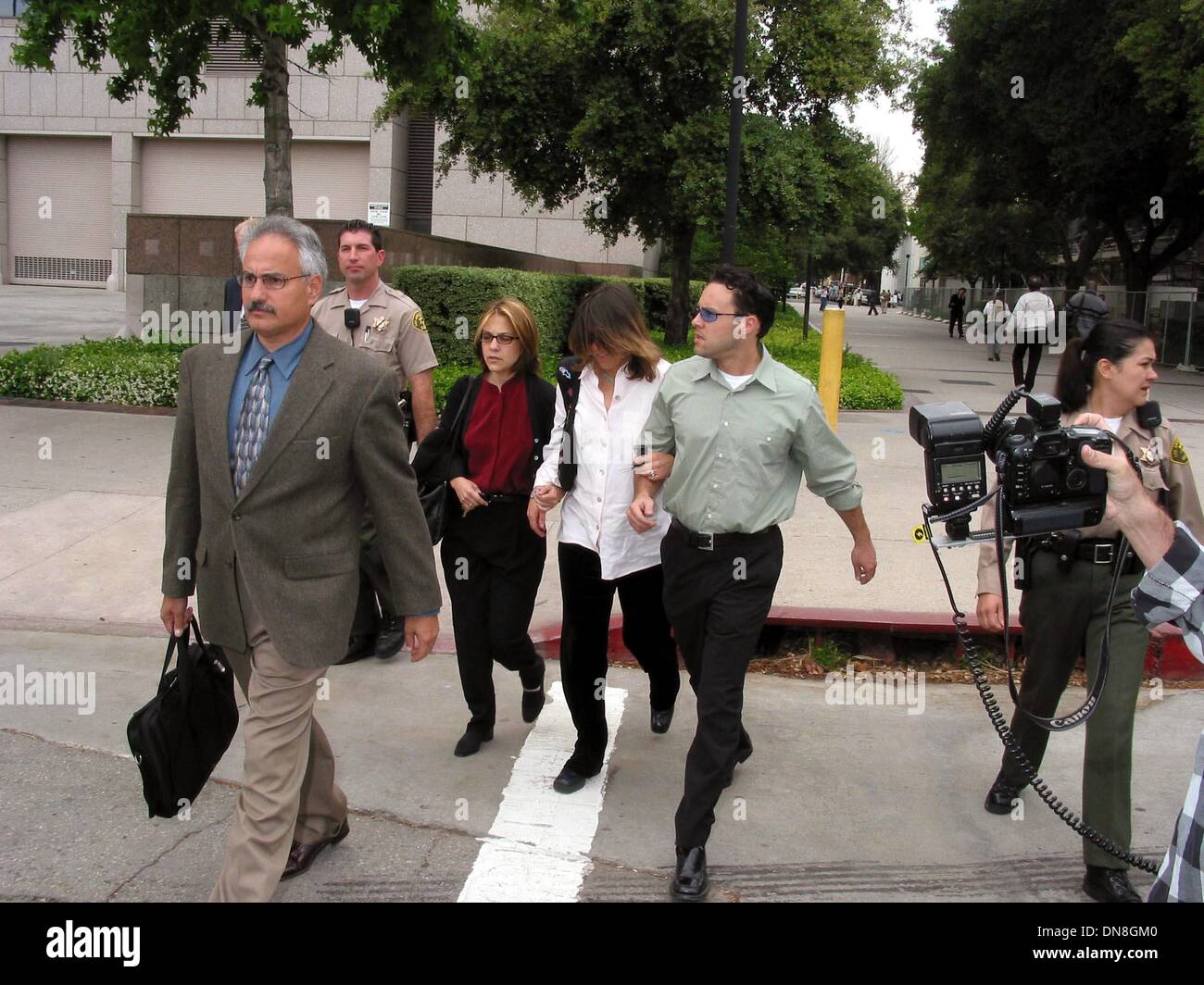 1. Mai 2002 - Hollywood, CA, USA - K24817MR:ROBERT BLAKE BAIL hören ...