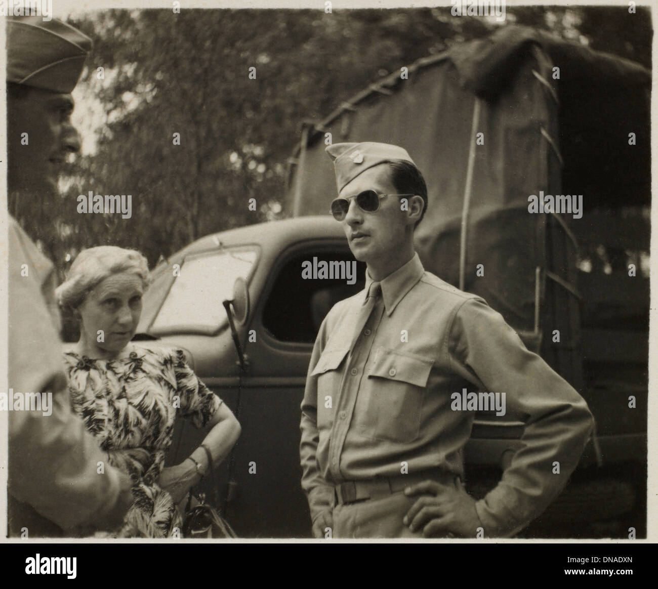 Soldat in Pilotenbrille mit einem anderen Soldaten und zivilen Frau ...
