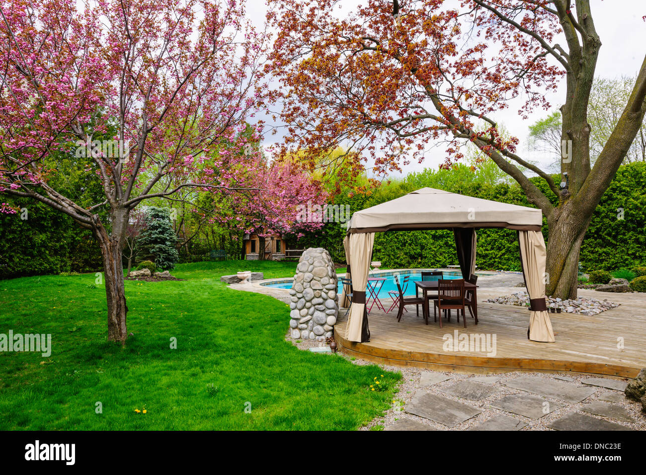 Wohn Garten mit Pavillon, Deck, steinernen Terrasse und Swimming pool ...