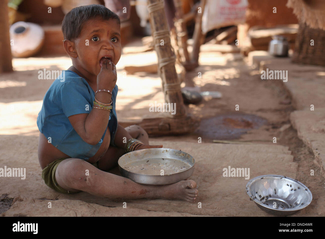 Stammes-Kinder Mittagessen, Madhya Pradesh, Indien Stockfotografie - Alamy
