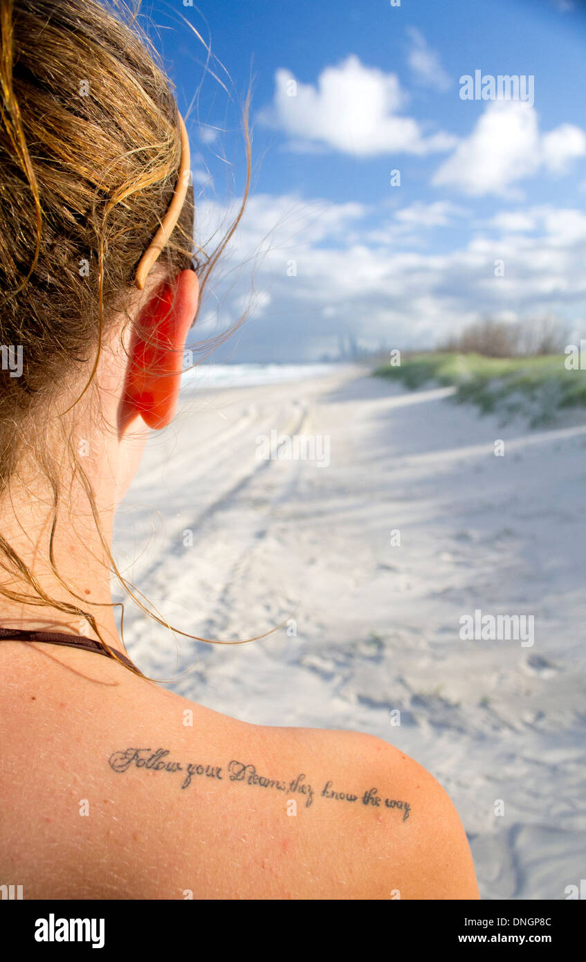 Ein Tattoo Spruch "Folge deinen Träumen, sie kennen den Weg" an einer ...