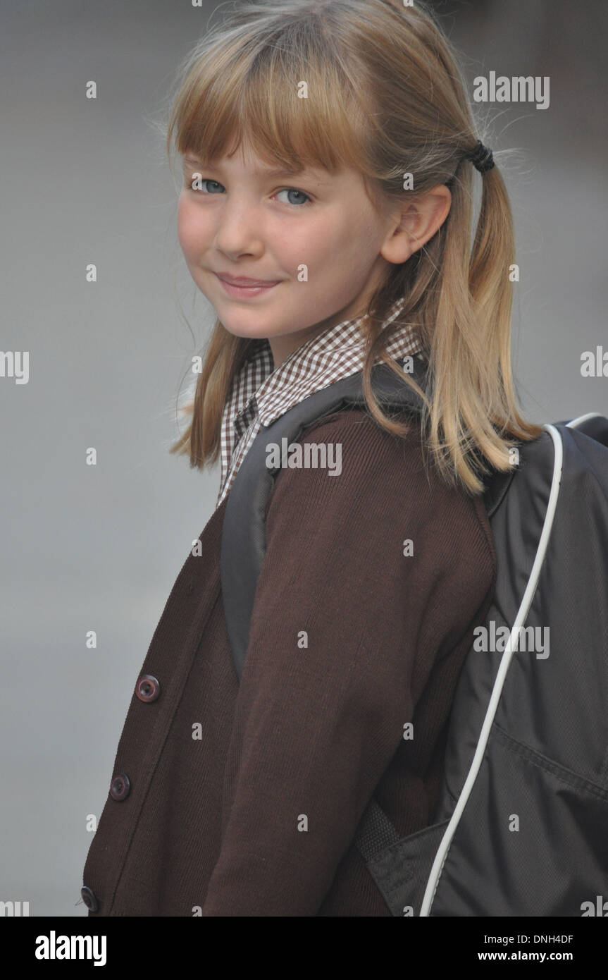 hübschen Schulmädchen in Schuluniform geht zur Schule Stockfotografie ...