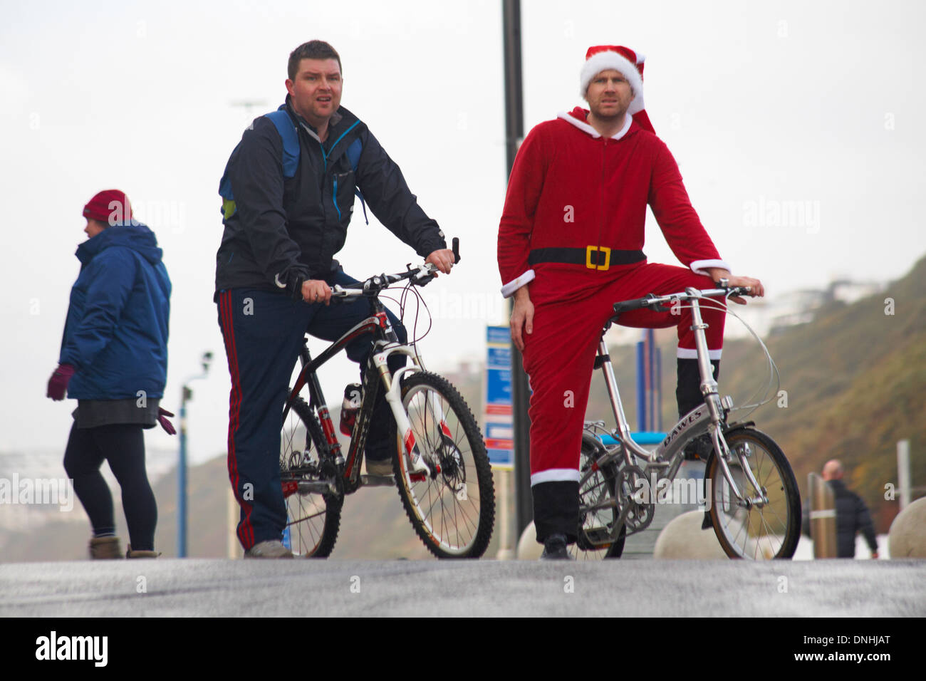 Weihnachtsmann auf dem fahrrad -Fotos und -Bildmaterial in hoher ...