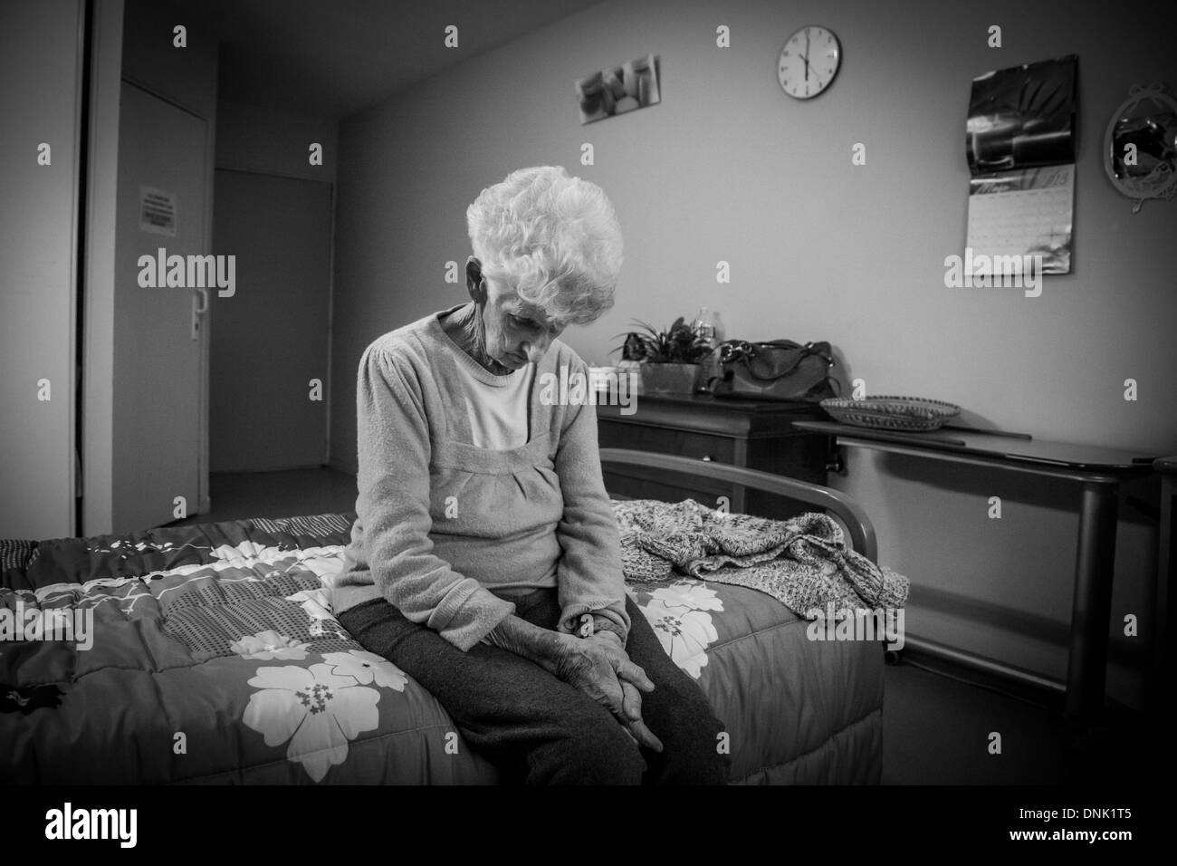 SENIORENHEIM ILLUSTRATION, ÄLTERE PERSON IN EINEM SCHLAFZIMMER UNTER ...