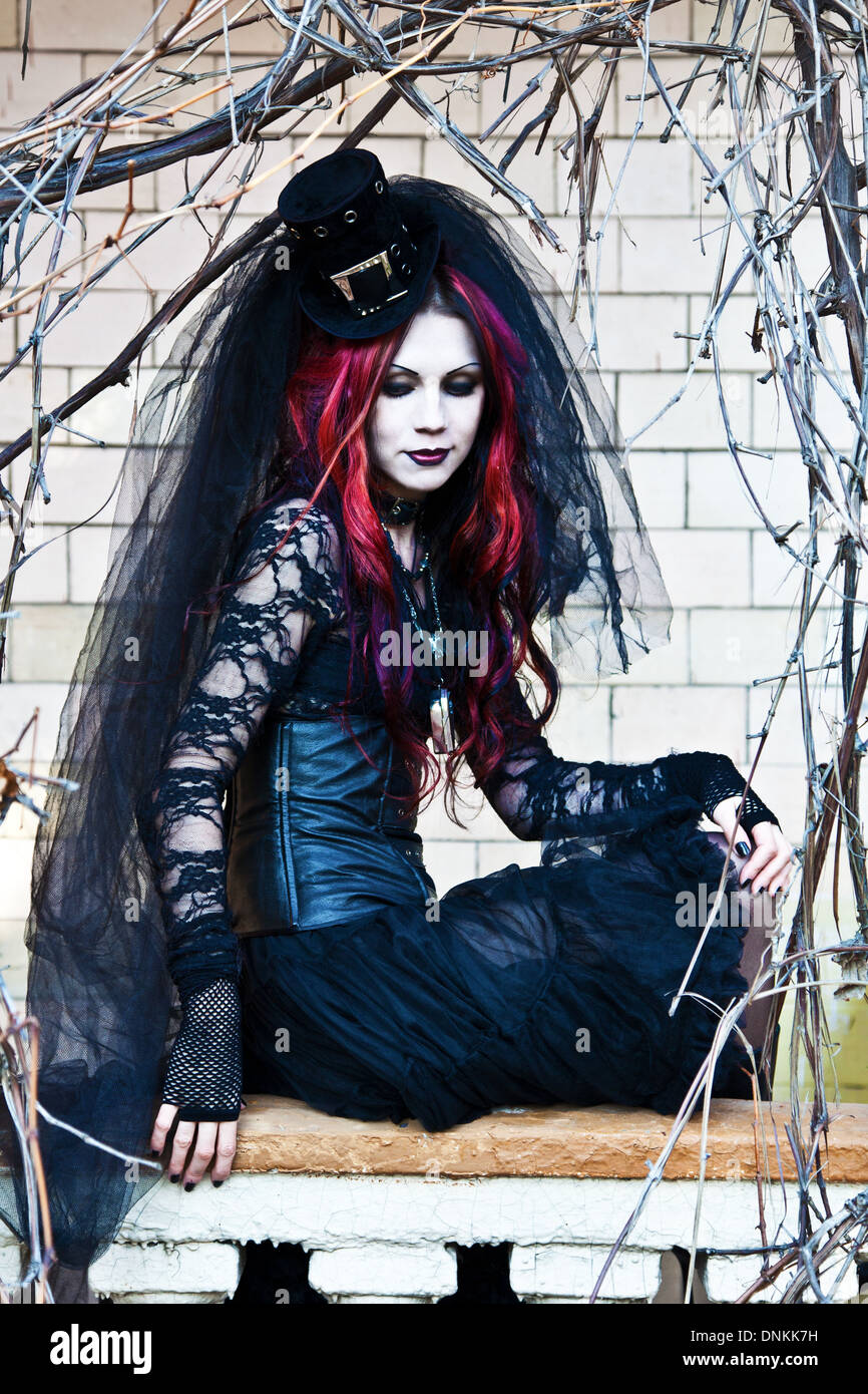 Gothic style costume -Fotos und -Bildmaterial in hoher Auflösung – Alamy
