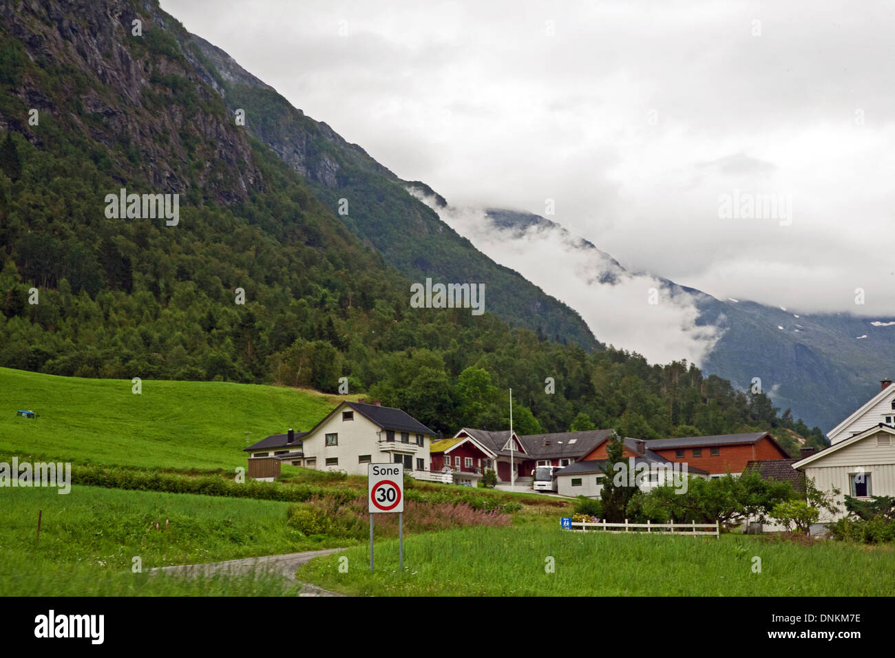 Häuser in Geiranger Dorf zeigt Berg Landschaft, Norwegen, Europa ...
