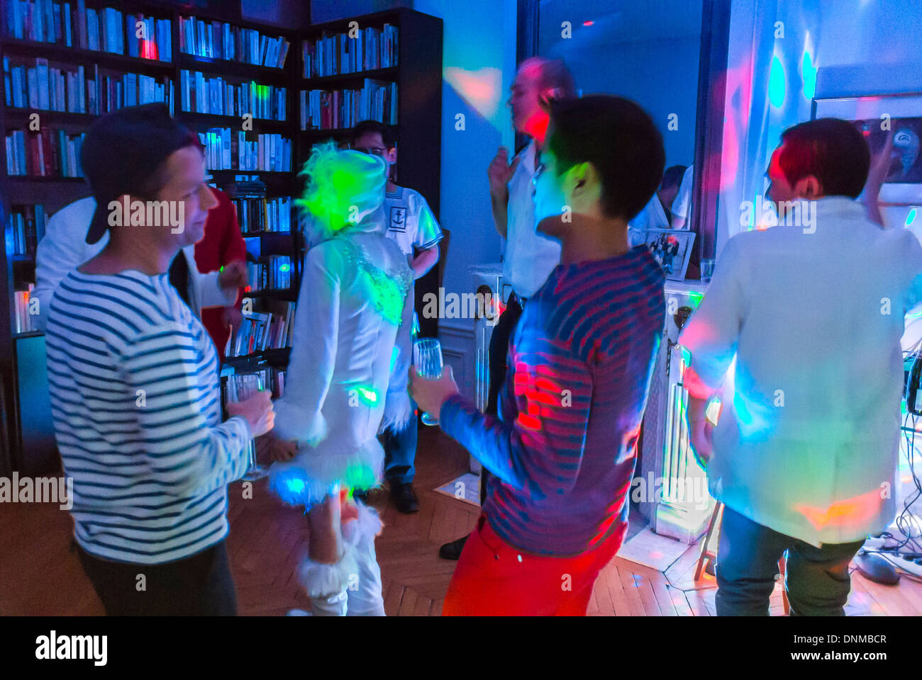 Paris, Frankreich, Schwule Silvesterparty, Gruppe Männer Freunde feiern ...