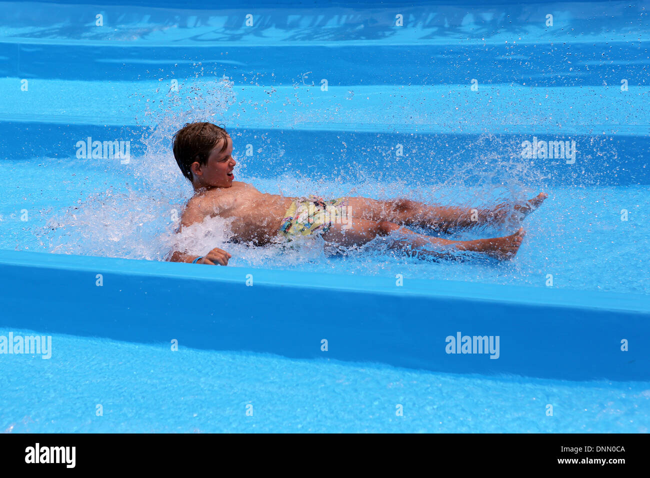 Kind auf der wasserrutsche -Fotos und -Bildmaterial in hoher Auflösung ...