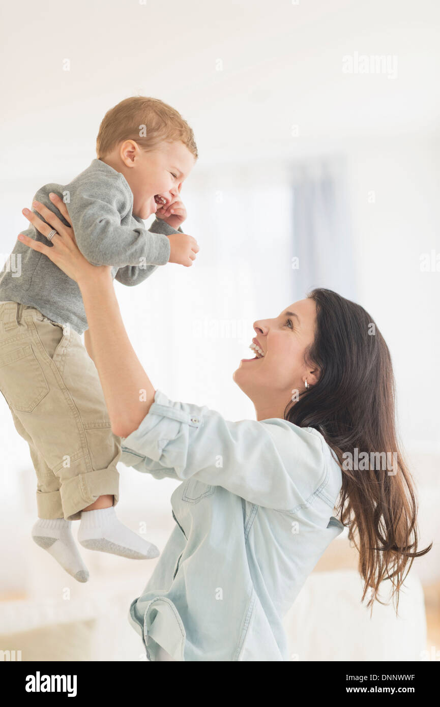 Mama spielt mit sohn -Fotos und -Bildmaterial in hoher Auflösung – Alamy