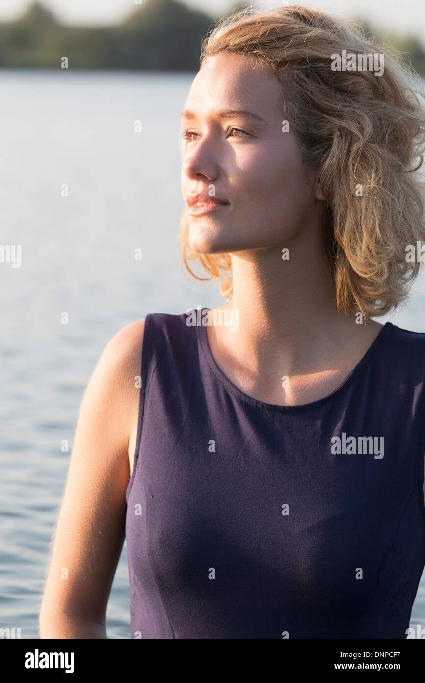 Schöne frau stehend -Fotos und -Bildmaterial in hoher Auflösung – Alamy