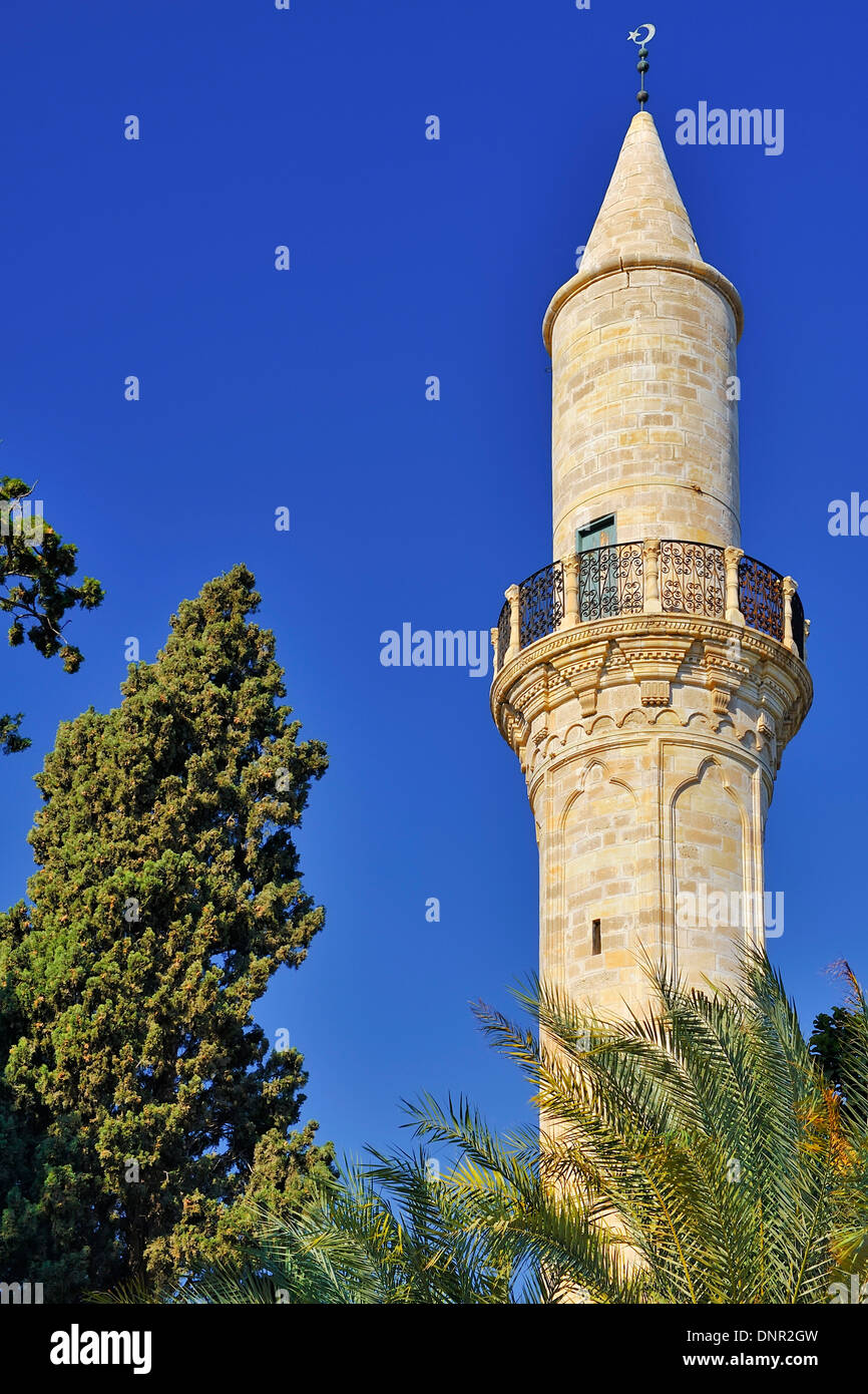 Das Minarett der Büyük Moschee (oder Kebir Moschee) neben Larnaca Fort ...